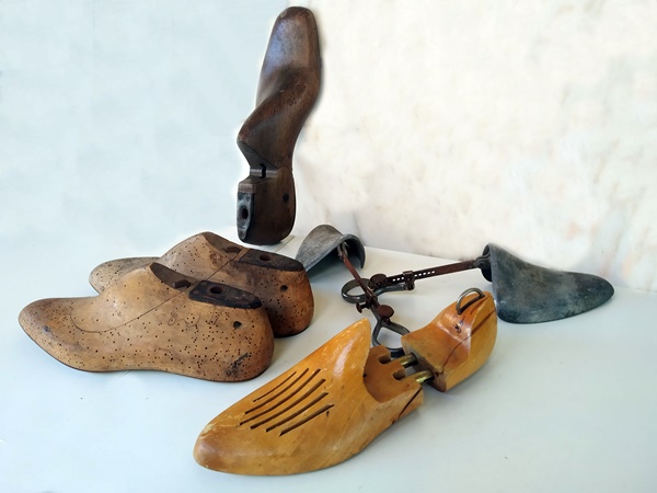 Lote de diferentes tipos de hormas de zapatos - Andanadv